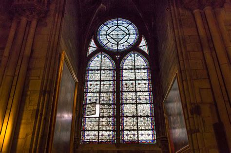 노트르담 드 파리 교회의 스테인드 글라스 창 중세 가톨릭 성당이며 프랑스 고딕 양식의 건축물 중 하나로 간주됩니다 0명에 대한 스톡 사진 및 기타 이미지 Istock