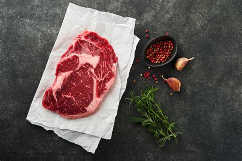 생 신선한 립아이 스테이크 또는 립아이 스테이크 생 신선한 대리석 고기 Ribeye 블랙 앵거스와 조미료 후추 로즈마리 타임 오래된 나무 소박한 배경에 소금 평면도 및 복사