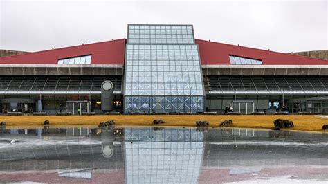 Sex­tán Flug­ferðum Af­lýst Vísir