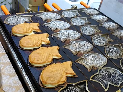 鯛をかたどった焼き型で作る「たい焼き」 神戸経済新聞