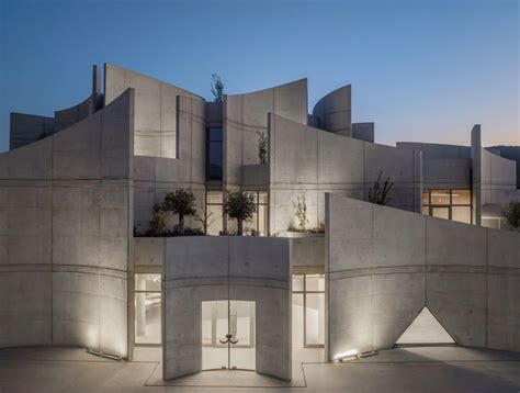 Curved Concrete Walls Create Open Environment At Vet Hospital