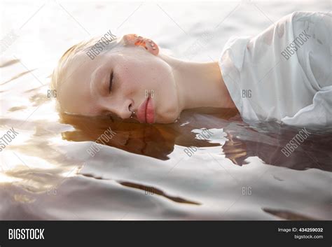 ภาพและภาพถาย ทดลองใชฟร Bigstock