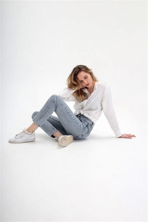 Mastering Model Poses Artistic Hive