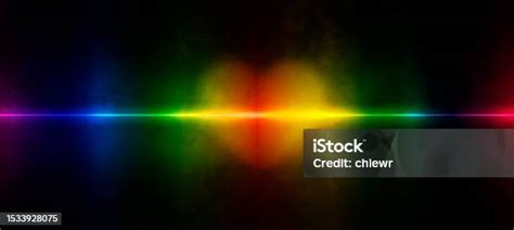 무지개 색의 Lgpt 자부심 배경 무대 쇼 텅 빈 어두운 장면 레이저 빔 네온 바닥에 반사되는 스포트라이트 추상적인 연기가