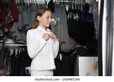 95210 Teenage Girl Trying On Clothes Mall Royalty Free Images Stock