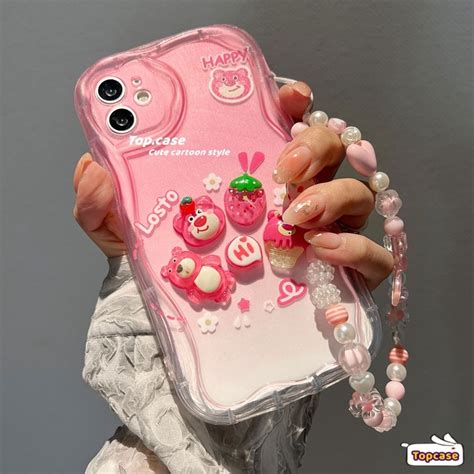 เคสโทรศัพท์มือถือนิ่ม ขอบโค้ง ลายการ์ตูนหมีสตรอเบอร์รี่น่ารัก 3d แวววาว