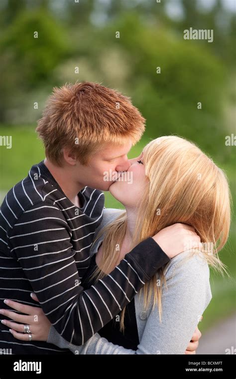 Teen Couple Baiser Ensemble En Plein Air Photo Stock Alamy