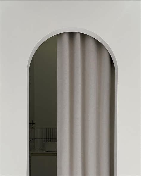 패브릭온도 커튼 · 블라인드 · 침구 Today Curtain ⠀ 부드러운 곡선이 매력적인 아치형 도어🚪 그 안을 감싸는 베이지 암막 커튼의 따뜻한 터치 단순한