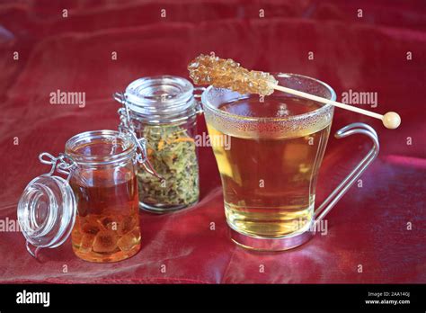 Eine Tasse Tee Mit Einem Verschlieﬂbarem Glas Mit Rum Kandiszucker Und Tee Im Glas A Cup Of