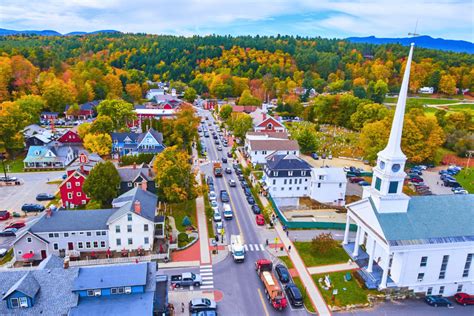 Stowe Vermont In The Fall Have A Crisp Colorful Autumn Small Towns
