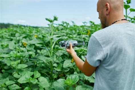 Hombre Aprendiendo A Pilotar Su Dron En Macho Usando Pilotaje De Drones