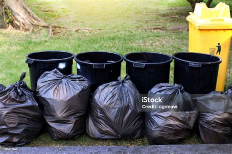 쓰레기 검은 봉투와 쓰레기통에 쓰레기 쓰레기통 쓰레기 쓰레기 와 쓰레기 봉투 많은 정원 공공 공원에서 플라스틱 폐기물 쓰레기에