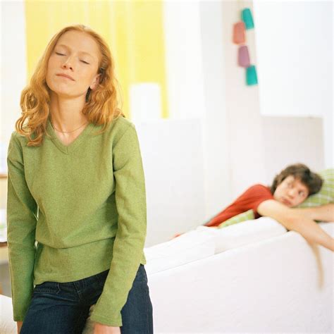 Junge Frau Lehnt Sich An Ein Sofa Im Bild Kaufen Living Media