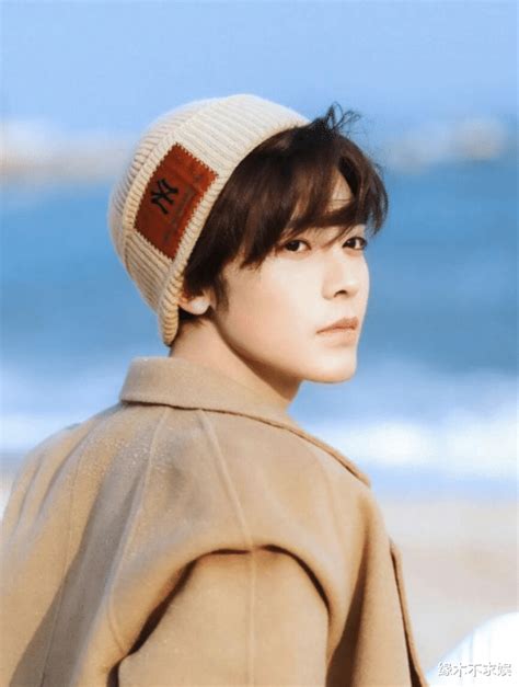 侯明昊个人资料及作品（179cm的侯明昊现实中长啥样？活动被拍生图，状态令人感慨）