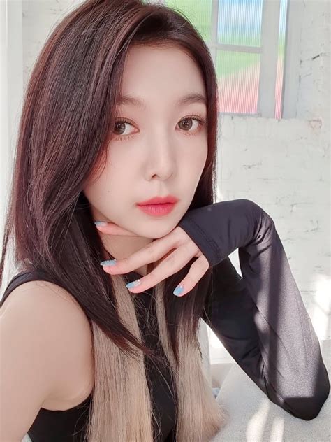 Dami Lees Instagram Twitter And Facebook On Idcrawl