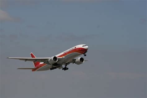 Avião Taag Angola Airlines Boeinf 777 Pgonline Flickr