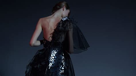 Cute Circuit Creates Graphene Dress That Flashes In Time With Wearers