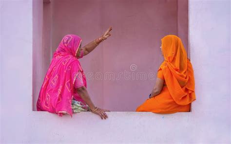 Zwei Indische Frauen Die Bunte Sari Tragen Redaktionelles Foto Bild
