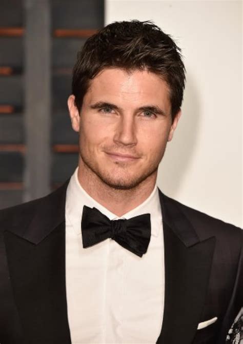 Robbie Amell And Girlfriend 2022