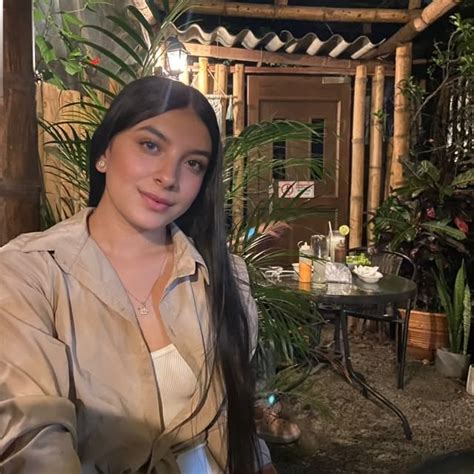 Valeria Rendón Valer • Threads Say More