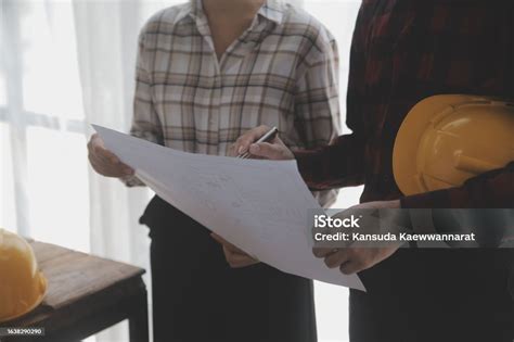 작업 현장 건설 개념에서 모델 구축 및 엔지니어링 도구에 대해 파트너와 함께 작업하는 프로젝트를 위한 청사진 회의에서 도면을