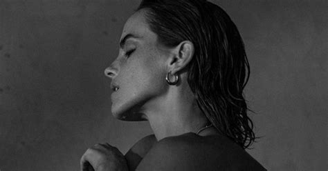 34살 된 엠마 왓슨 과감한 상의 탈의‥너무 말라 앙상한 등뼈