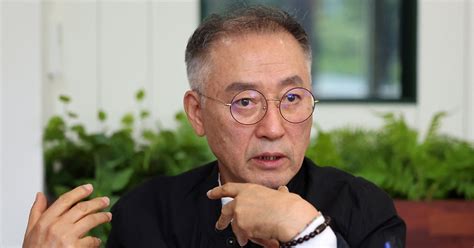 인터뷰 하는 만화가 이현세