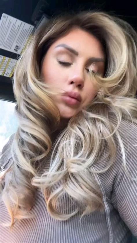 The Plus Size Curvy Model Sophie Hall Facts And Bio Curvy Model