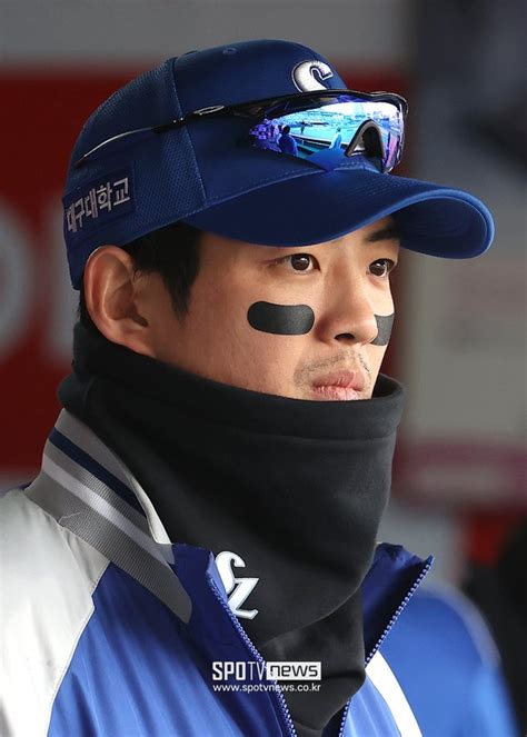 포토s 그라운드 바라보는 구자욱 네이트 스포츠