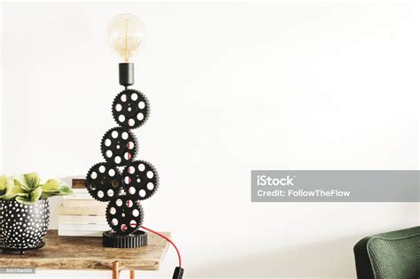 현대 스칸디나비아 방 나무 콘솔 디자인 테이블 램프도 서와 아름 다운 식물 홈 인테리어의 세련 된 구성입니다 0명에 대한 스톡 사진 및 기타 이미지 Istock