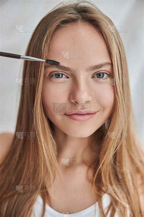 年轻女性，拥有天然健康新鲜的肌肤