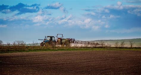 Premium Photo A Tractor With A Fertilizer Sprayer Trailer Preparing
