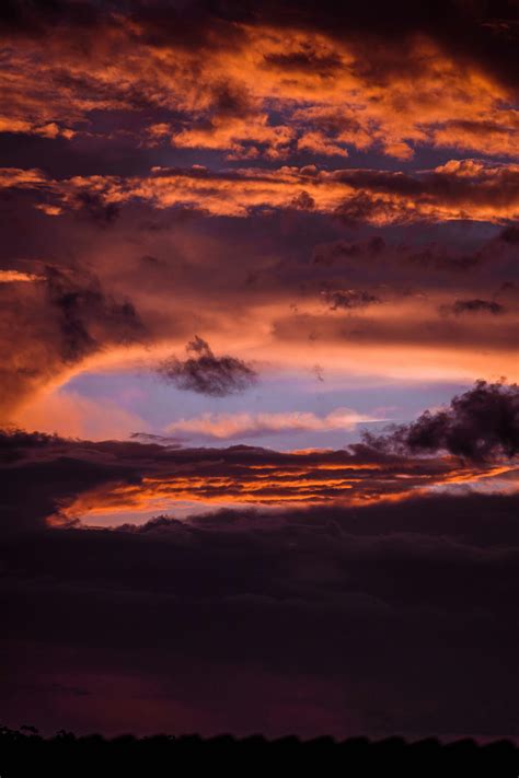 검은 구름 경치 경치 좋은 전망 경치가 좋은 고독 고요한 골든 아워 구름 경치 구름층 그림자 극단적 인 날씨 극적인 구름 날씨 대조 드라마틱한