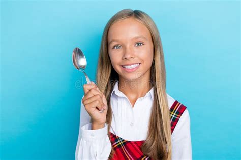 Foto De Una Jovencita Linda Colegiala Toothy Con Vigas Positivas En El Restaurante De Entrega De