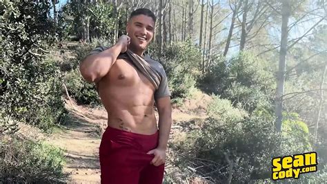Sean Cody смотри как мускулистый качок Алекс дрочит его член быстро