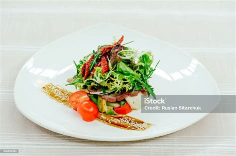 터키 실 햇볕에 말린 토마토와 화이트 식탁보에 흰색 접시에 부드러운 절묘 한 샐러드 0명에 대한 스톡 사진 및 기타 이미지 0명 가금류 고기 Istock