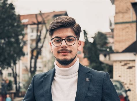 NaŠa PriČa Mladi Abdussamed Kadrić Jedini Prodaje Defove Kojima Vraća Staru Slavu