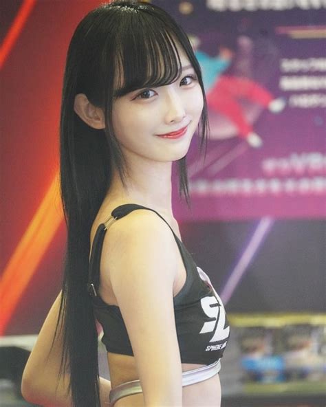 髙橋七瀬東京オートサロン中4スフィアライト 少しも寒くないわ ️ 「アナと雪の女王」のエルサイメージのお着物です。 さわだ屋さんに着付けていただきました🩵💍💎 髙橋七瀬 着物女子