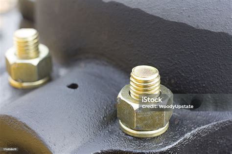 Baut Kuningan Foto Stok Unduh Gambar Sekarang Abu Abu Baja Baut Istock