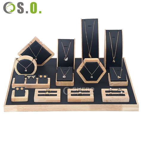 China Shero Luxury Shop Counter Bracelet Pendant Necklace Ring Jewelry
