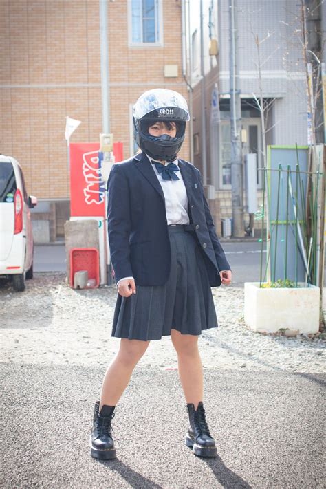 S H I N On Twitter モデルさんがリアルバイク女子なのでヘルメット実物を被ってもらい、制服×ヘルメットの謎コラボ。戦隊ヒロインみたいになった。 「学園の平和は私が守る