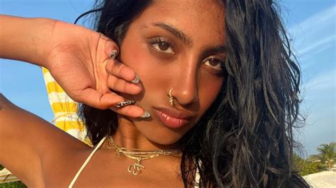 Lara Raj Valaisee Malediivit Ranta Asuillaan