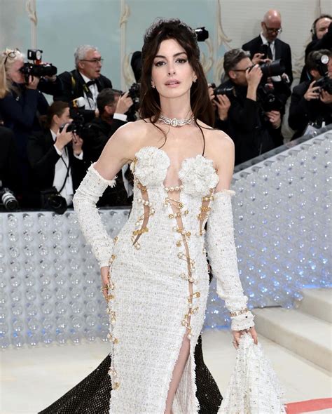Anne Hathaway Nữ Thần Met Gala Năm Nay