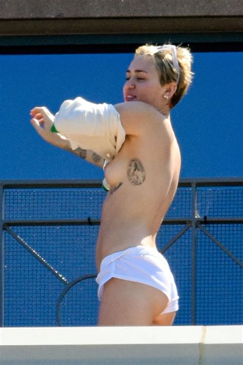 Miley Cyrus Page 2 Nackt Sorglos Topless Bikini Nippelbilder