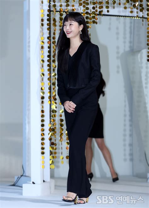 E포토 전소민 올블랙 패션에 깜찍한 발걸음