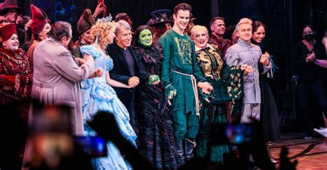 Wicked Returns To Broadway Watch Glindas First Entrance And See