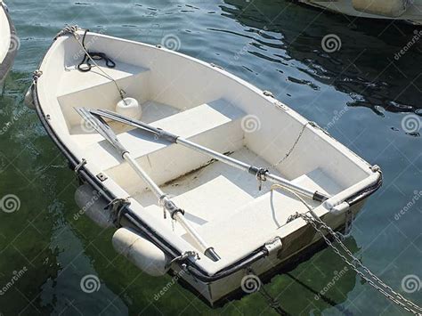 Piccola Barca Bianca Fotografia Stock Immagine Di Corsa 53806004