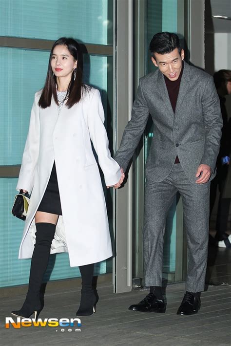 韩星sean郑惠英夫妇牵手亮相 眼神甜蜜爱意浓新浪图片