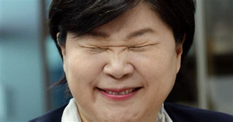 눈 감은 서영교 의원