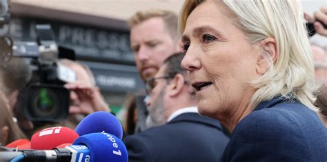 Pour Sa Rentrée Parlementaire Marine Le Pen Appelle à Une Nouvelle